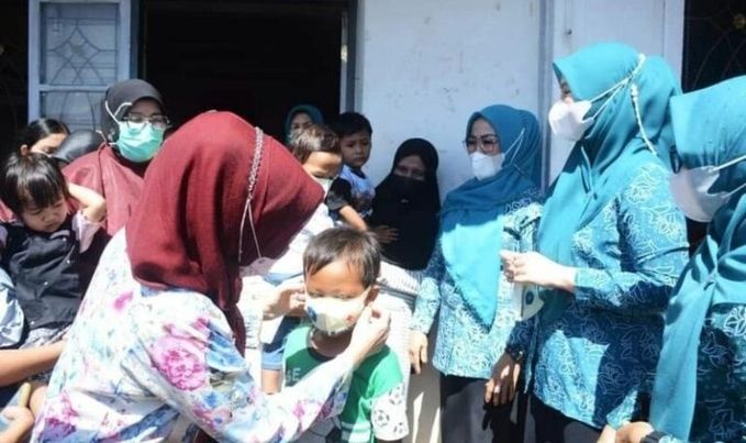 TP PKK dan PMI Bekerjasama Membagi Masker di Kegiatan Posyandu Gurun ...