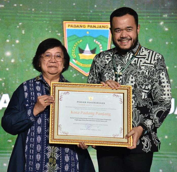 Wako Padang Panjang Fadly Amran Terima Penghargaan Nirwasita Tantra Dua ...