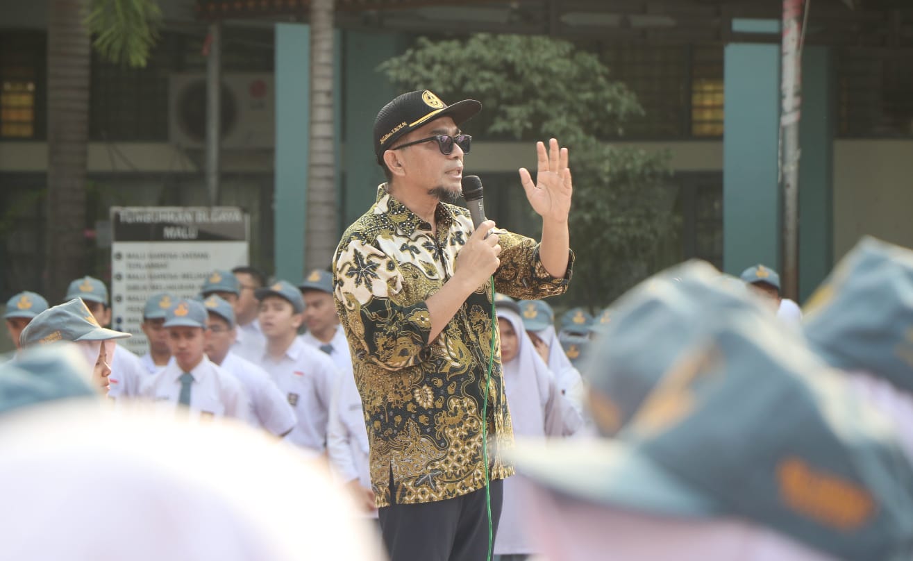 Pembina Upacara di SMA Adabiah 2, Miko Ungkap Sukses Story Singapura ...