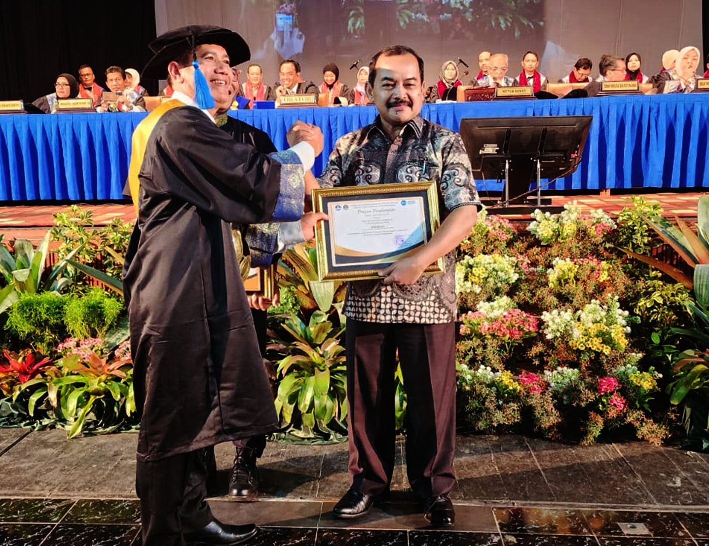 Pematung Nasional “Urang Awak” Yusman Memperoleh Tiga Penghargaan ...